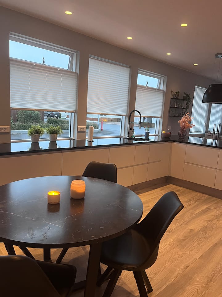 A Beautiful Family Home- 5 Minutes From Airport - Aéroport de Reykjavík Keflavík (KEF)