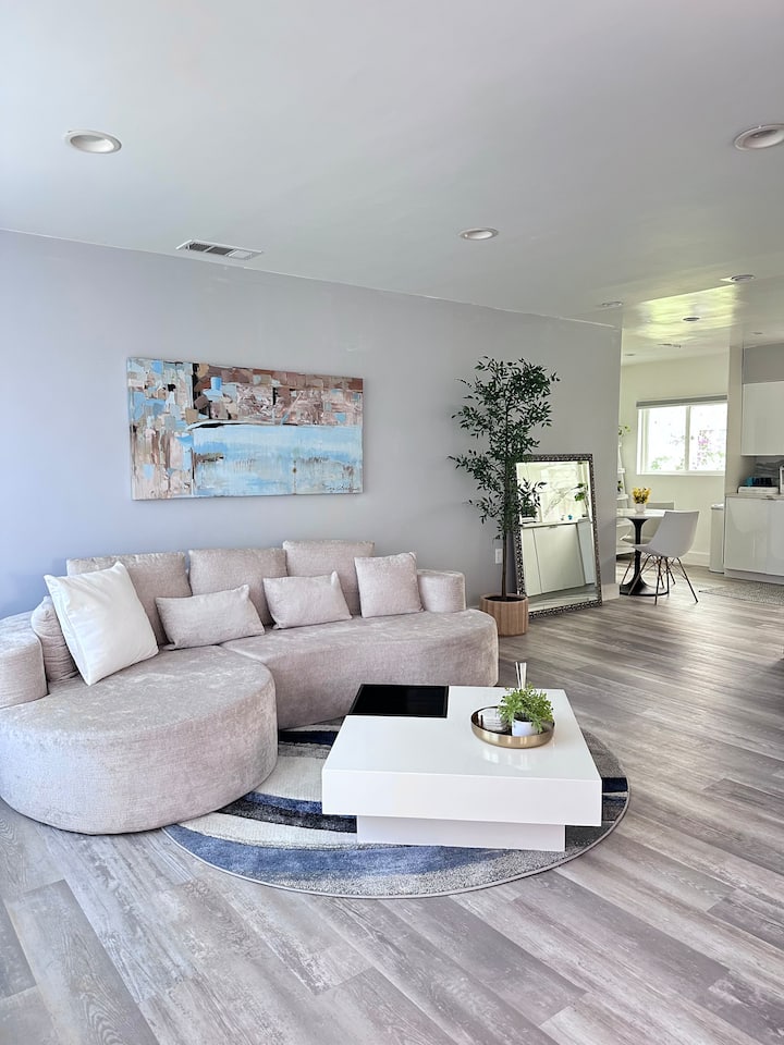 Serene Home In Calm Neighborhood - Long Beach, CA