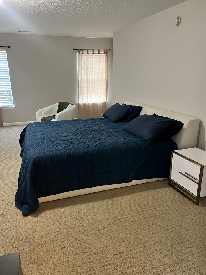 Master Bedroom W/ Shower&tub - Savannah, GA
