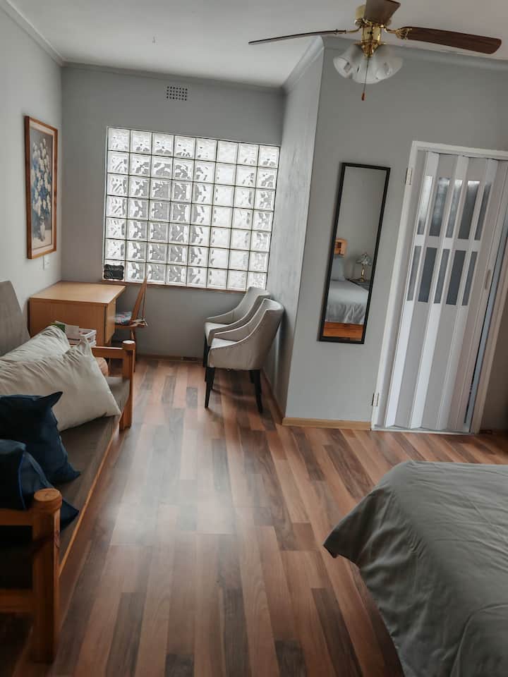 Yakhe Self-catering Spacious 1-bedroomed - Edenvale