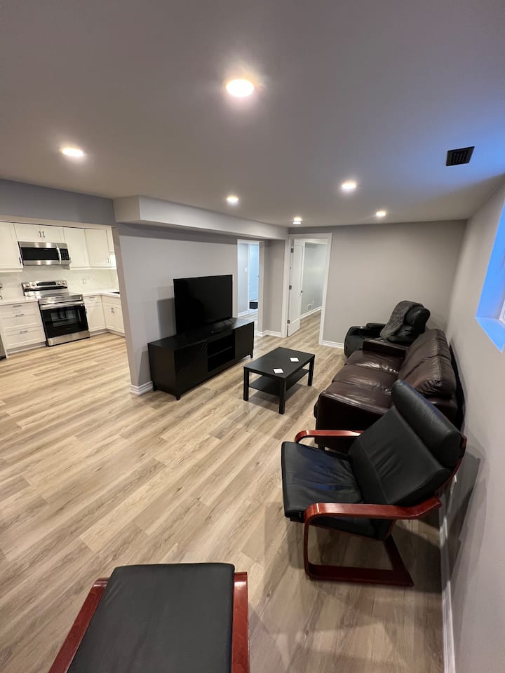 Uptown Waterloo Retreat - 基奇納