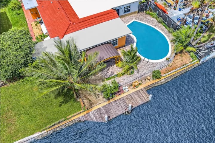 Waterfront Pool Villa On The Lake - Fort Lauderdale