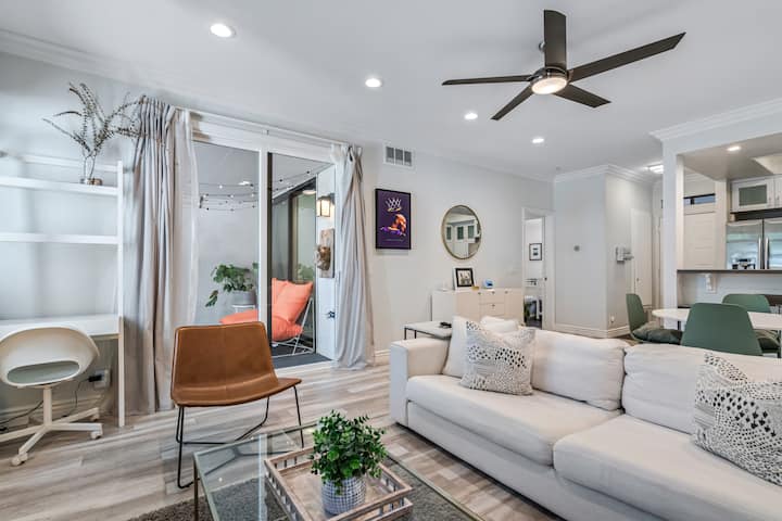 Centrally Located Condo W/ Private Patio & Parking - San Diego, CA