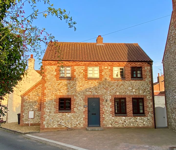 Detached Flint Cottage In Docking - Brancaster