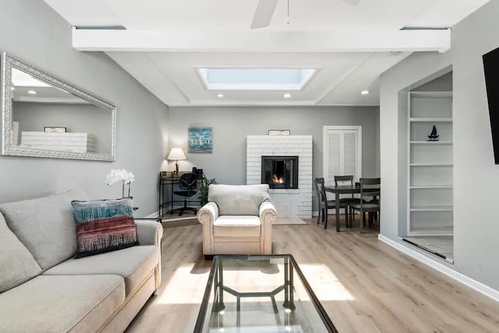 Crown Point Beach Home - 1 Bedroom 2 Bed 1 Bath - San Diego, CA