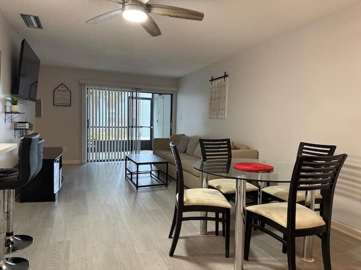 2 Bedroom Illuminating Abode - Orlando, FL