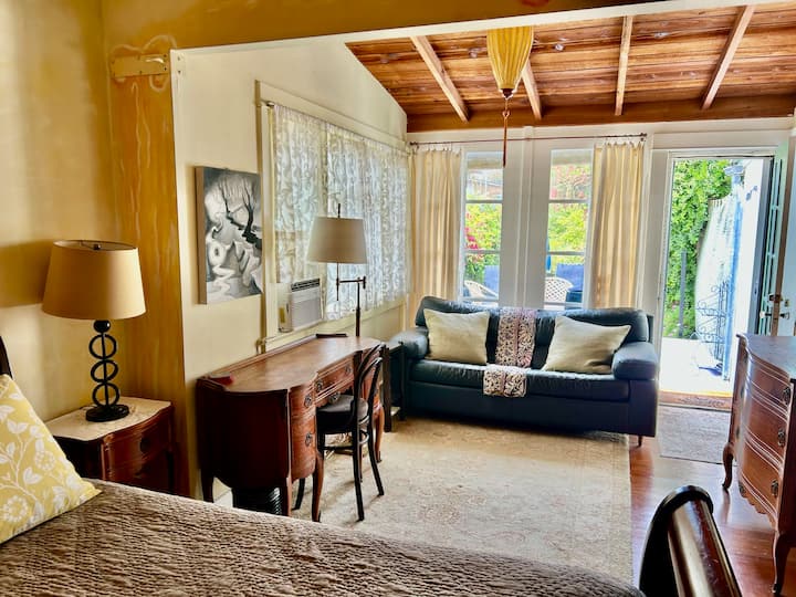 Artsy Beach Retreat With Private Deck&garden Area - Santa Monica, CA