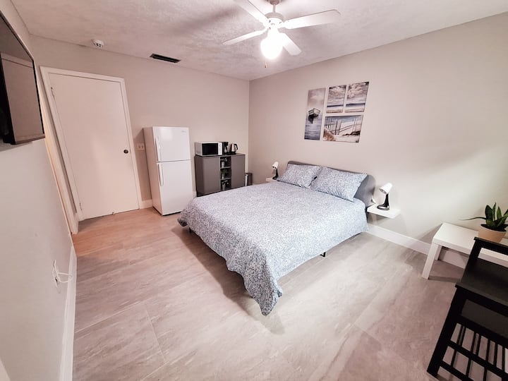 Independent Entrance / Queen Bed - Sunrise, FL