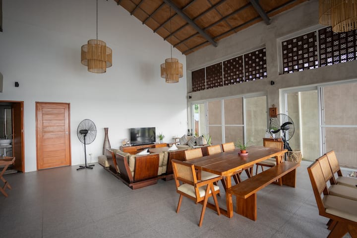 Spacious Beachfront Home With Pickleball Court - Cabangan