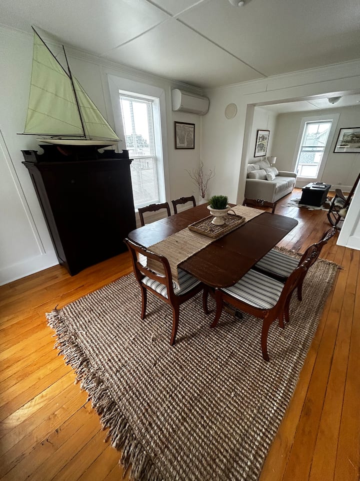 Downtown Suttons Bay “Honey Bee Suite” - Suttons Bay, MI