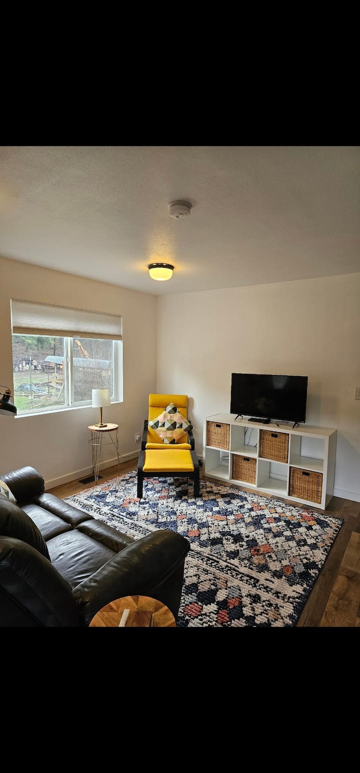 Charming Farmhouse Guest Suite - Mount Hood, OR