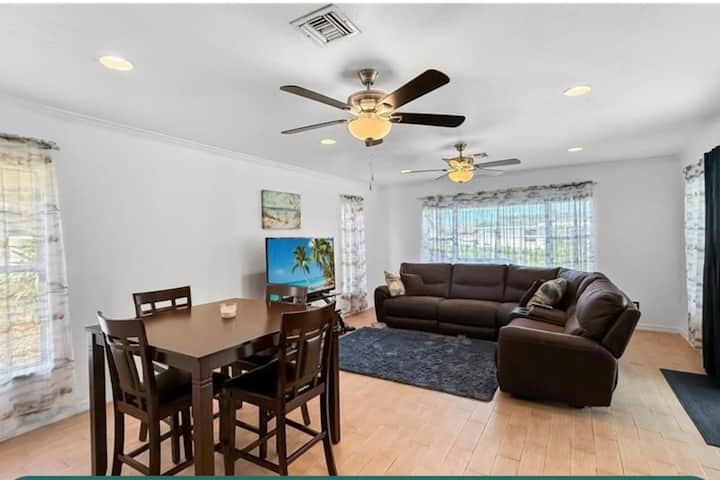 Hezekiah's 2 Story Guesthouse With Pool - Estero, FL