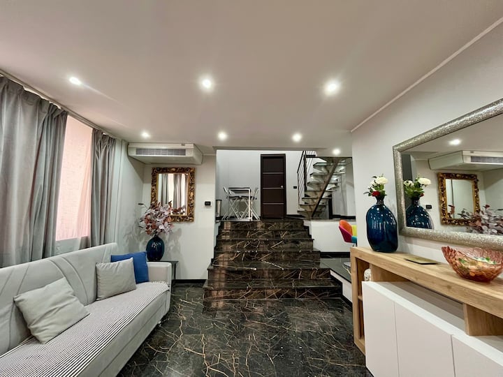 Hilary's Marble Loft - Rome
