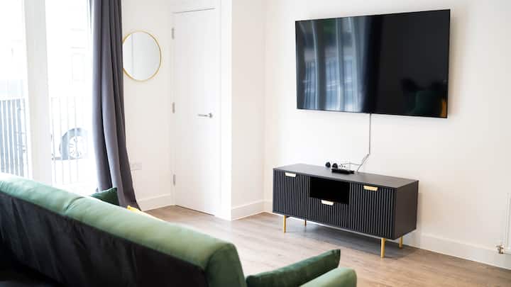 Stylish 2 Bed Flat Next To Rochester Station - Chatham