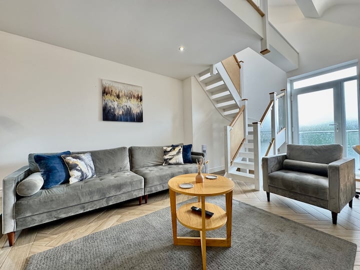 4 Bedroom Duplex Near Races And Hospital, Sleeps 7 - Doncaster