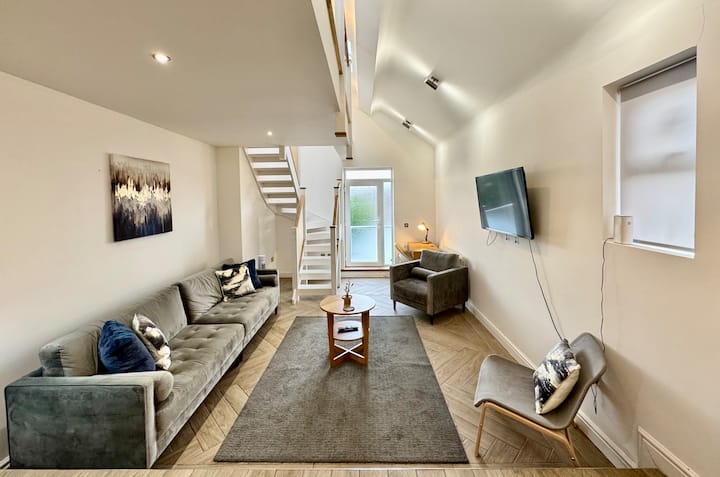 4 Bedroom Duplex Near Races And Hospital, Sleeps 7 - Doncaster