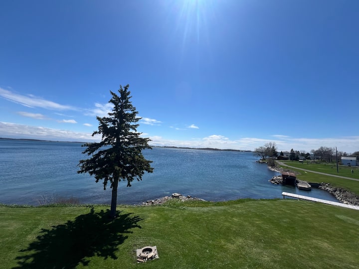 Four Season Waterfront Cottage / Howe Island - Kingston, Canada