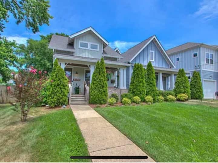 Charming Southern Retreat Near Downtown Nashville - Nashville, TN