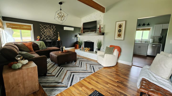 Waterfront Home Near Downtown Sleeps 8 - Billings, MT