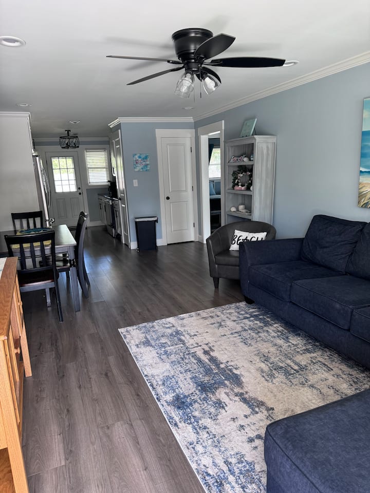 Coastal Breeze, Downtown, Beach Walk & Dog Friend - Oak Island, NC