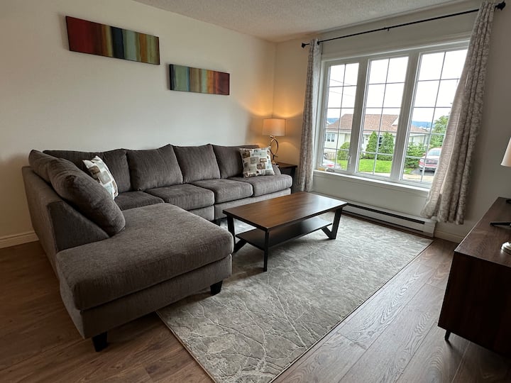 Home Away From Home. Comfortable 4 Bedroom - 聖約翰