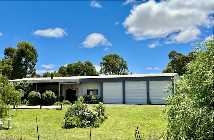 Farm Stay At Young - Young