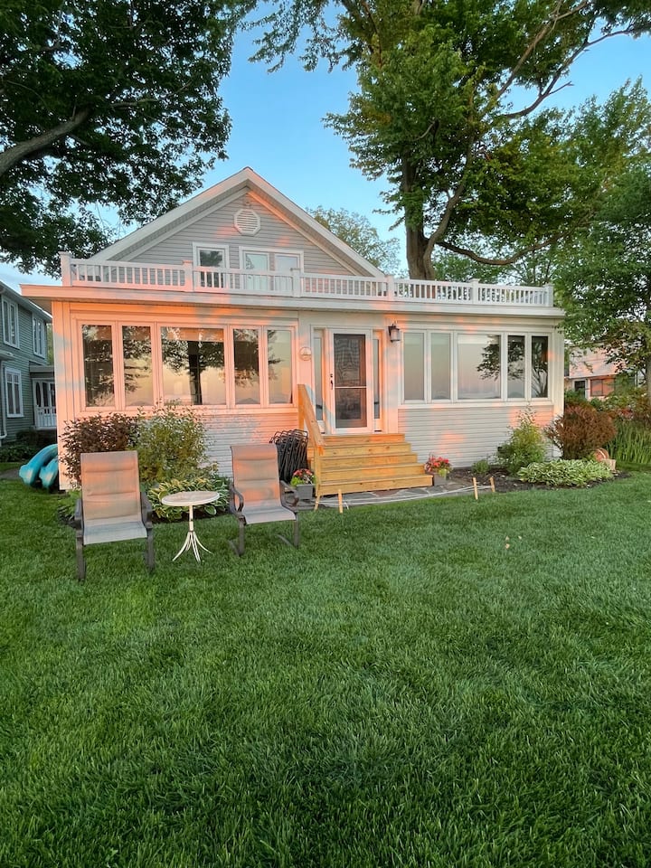 Lake Maxinkuckee East Shore Cottage - Lake Maxinkuckee, IN
