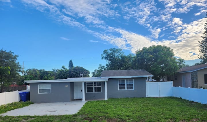 Comfy Getaway Home - Hollywood, FL