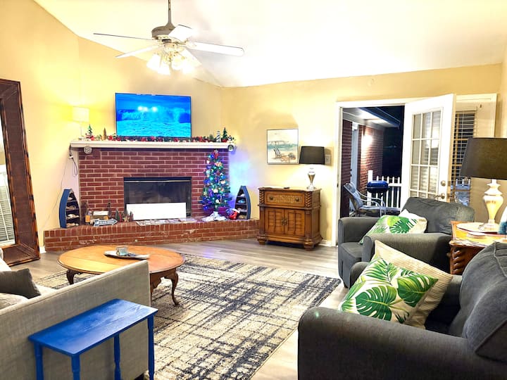 Dog Friendly! Fenced Yard, Great Patio, Garage! - Dauphin Island, AL