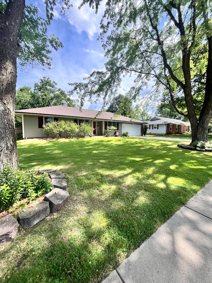 South Springfield Pet-friendly 4bed Stay + Gym - Ozark, MO
