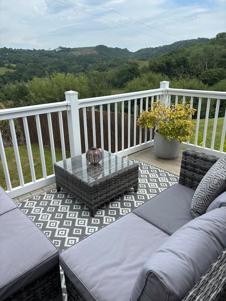 Chalet Style Home With Beautiful Views Near Beach - Aberaeron