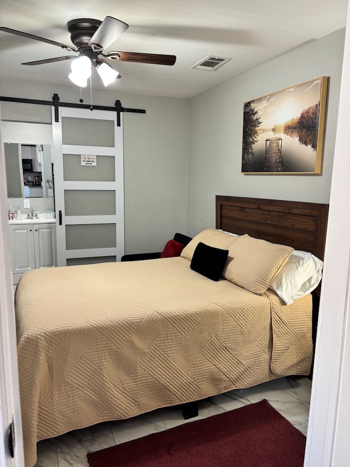 Mena's Cozy Studio Apartment - Tampa, FL