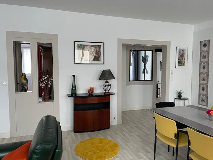 Appartement  Spacieux à 2 Pas De La Porte Horloge - Vire