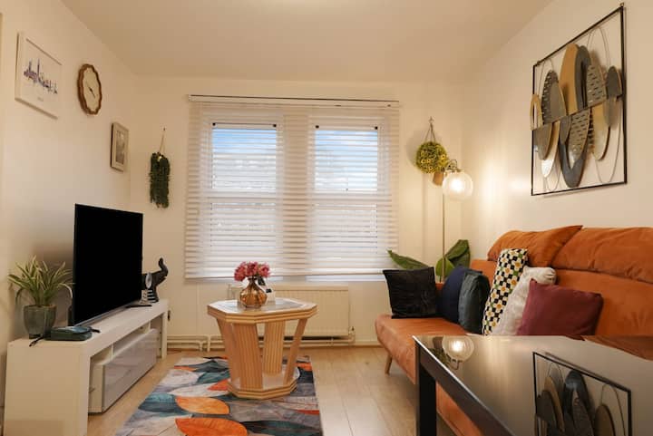 Stylish 1br Suite | Near Cafés, Pubs & Nightlife! - London