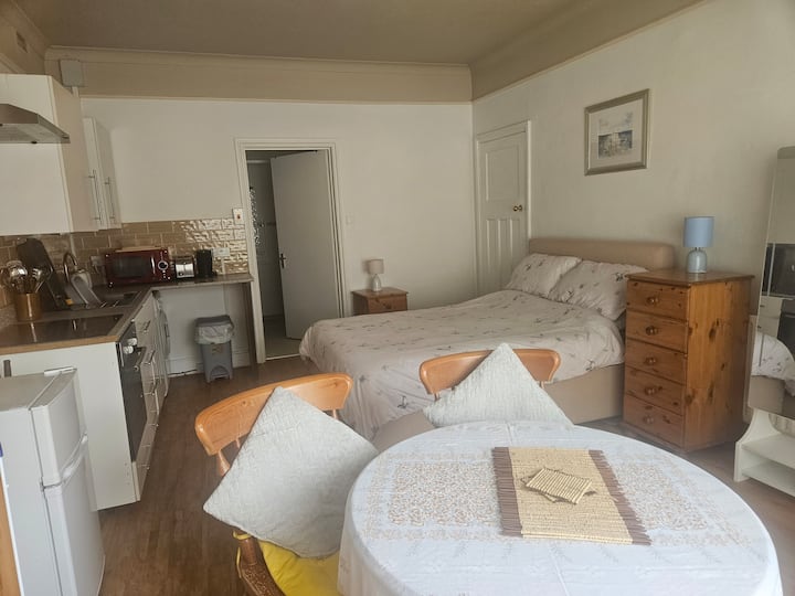 Bright Self-contained Apartment - Bournemouth
