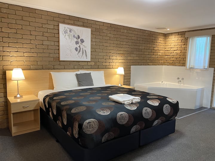 Deluxe King Spa Tropicana Motel Phillip Island - Ventnor