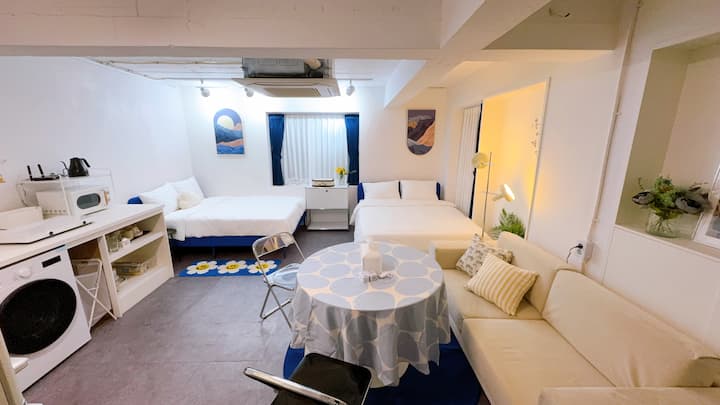 # Chu~room 홍대입구역 도보5분/메인거리에 위치! 완벽한 로케이션/짐보관가능! - Seoul