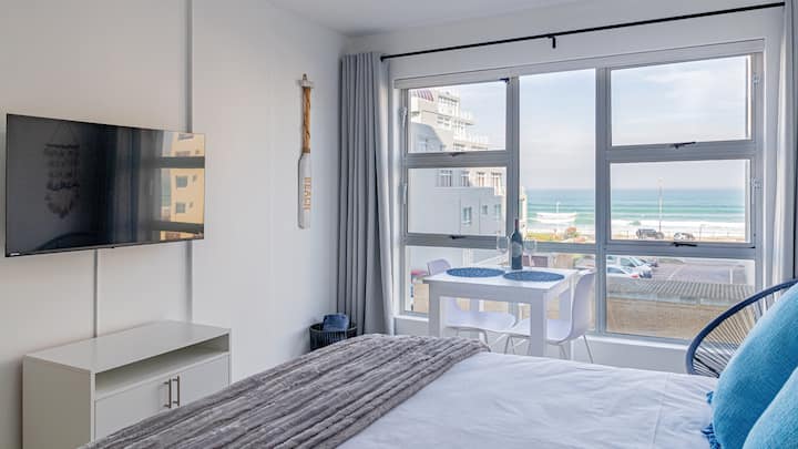 Beach Front Sea View Apartment - Table View - Parklands