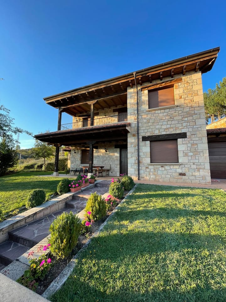 Entre Pinos Y Robles - Salas de los Infantes