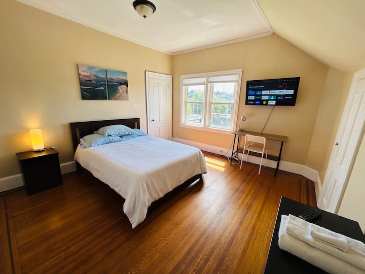 Sunny Spacious Room In Federal Hill, Downtown - Providence, RI
