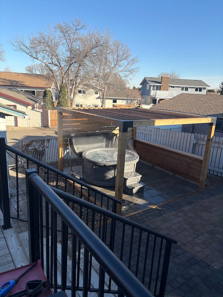 Spacious 5br Fully Equipped House With Hot Tub - Medicine Hat