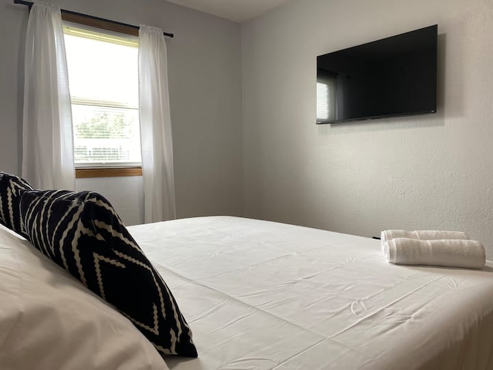 Henderson Haven | King 2bd/1ba Newly Renovated Apt - Henderson, KY