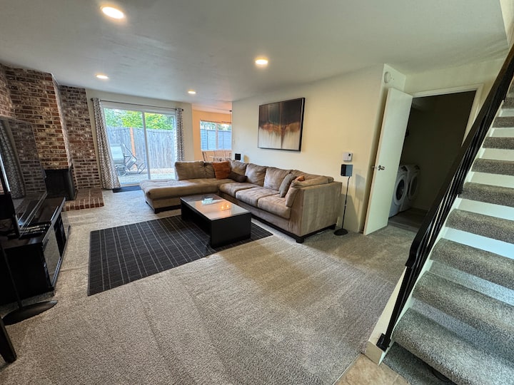 Convenient 2 Bedroom Bellevue Townhome - Bellevue, WA