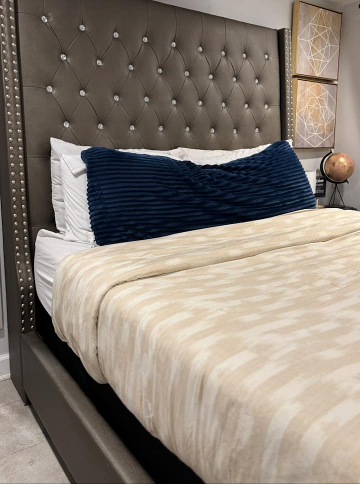 Sunny Girasol Studio Apartment,parking Available - Oak Park