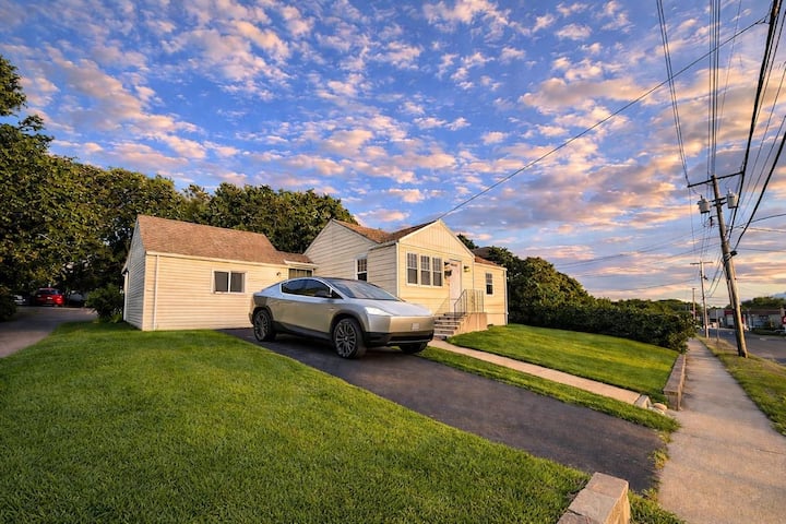 Perfect For Large Groups | Monthly Stays Welcome - New Haven, CT