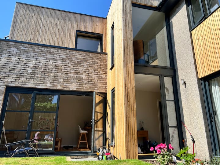 Sunny House With Garden Close To The City Centre - Edinburgh