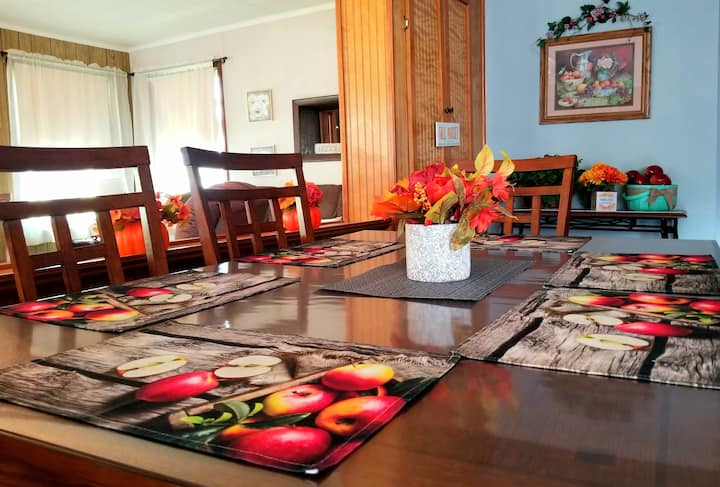 Adirondack Orchard House - 2br, Sleeps 7, 5 Tvs - Plattsburgh, NY