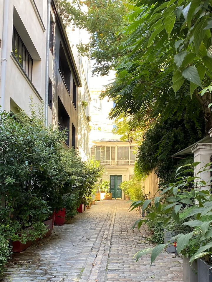 Peace And Quiet In Lively Pigalle - Paris