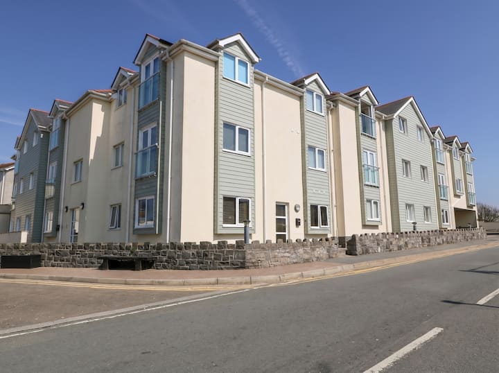 Maelog, 14 Tides Reach - Rhosneigr