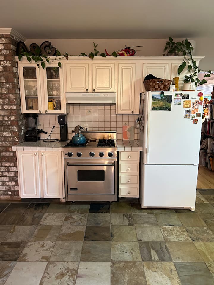 Pawfect Room By The Bluffs (Licensed) - Penticton